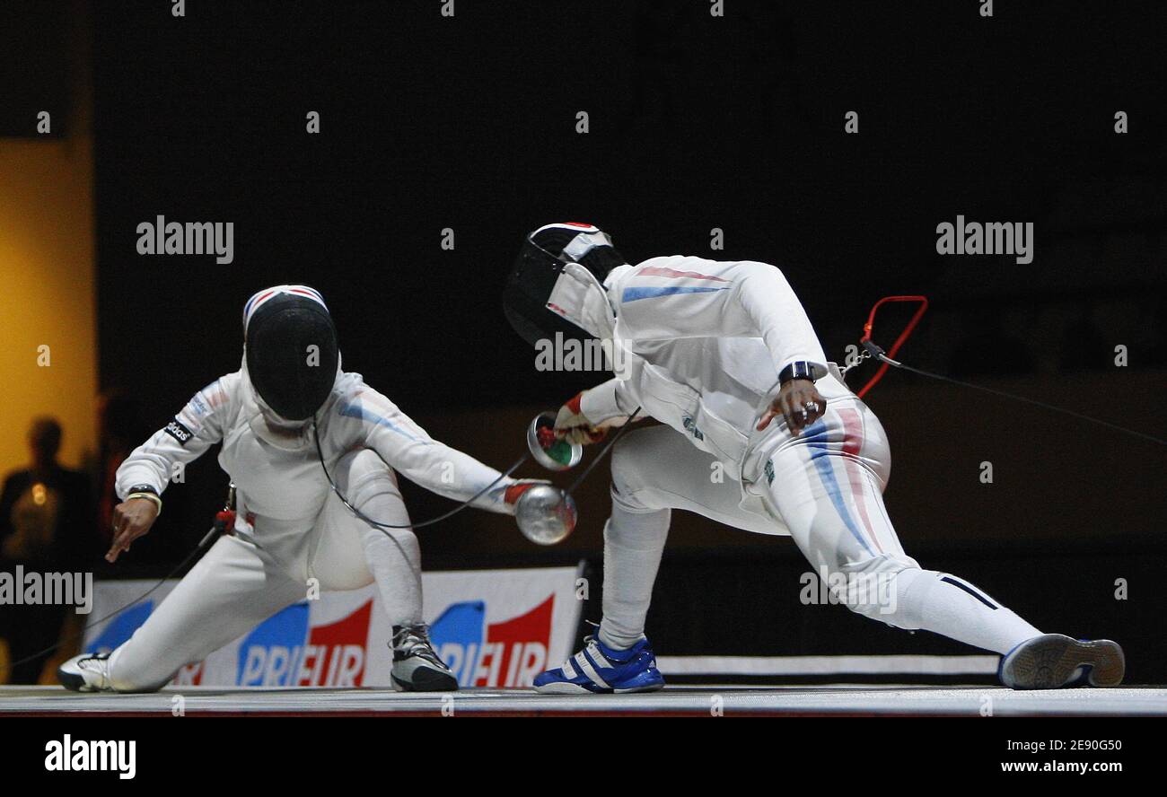 France's Laura Flessel-Colovic (L) duels with Sarah Daninthe at the ...