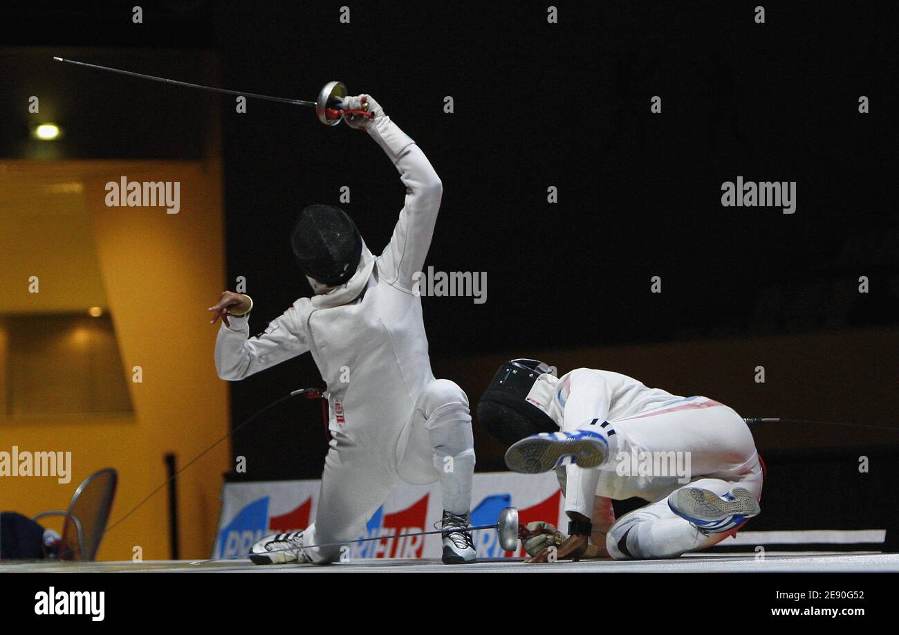 France's Laura Flessel-Colovic (L) duels with Sarah Daninthe at the ...