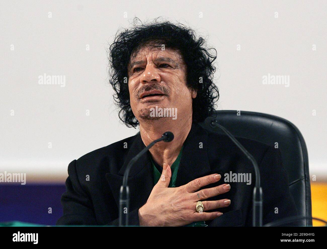 Libyan leader Moammar Gadhafi delivers a speech at the UNESCO ...