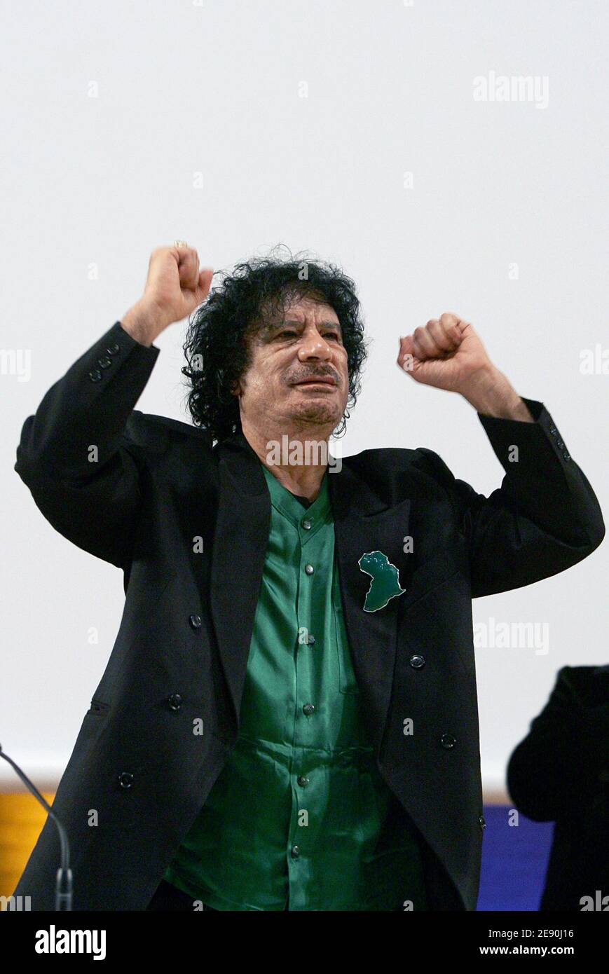 Libyan leader Moammar Gadhafi delivers a speech at the UNESCO ...