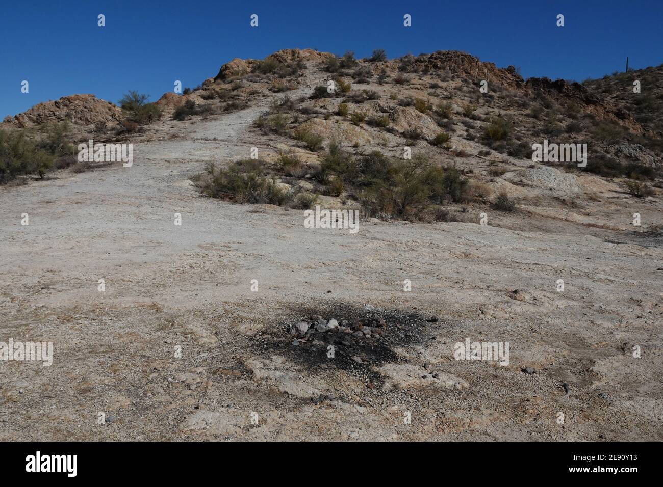 Person alone desert hi-res stock photography and images - Alamy