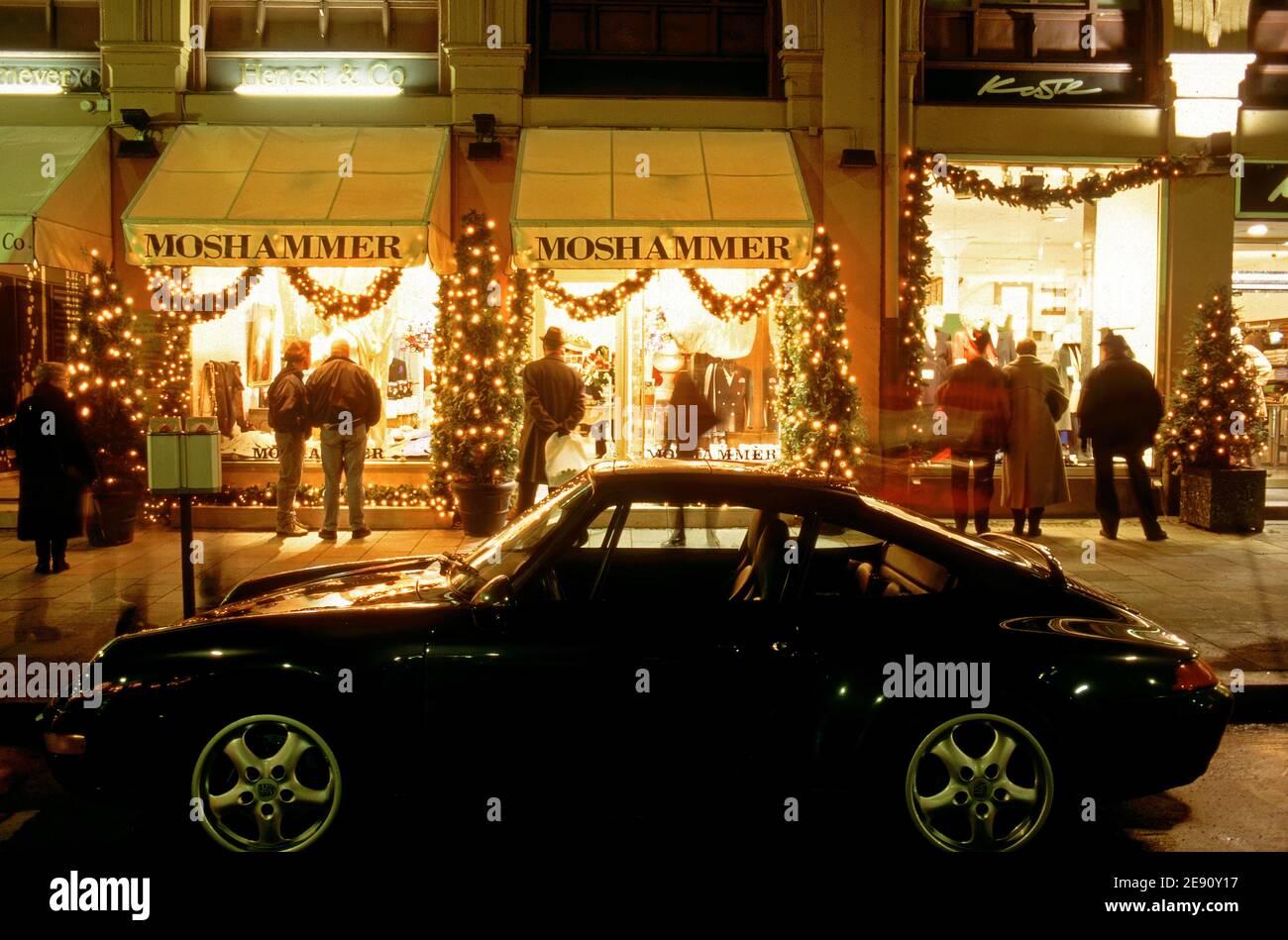 Peopel looking at the famos luxury shop Moshammer in Munich ...
