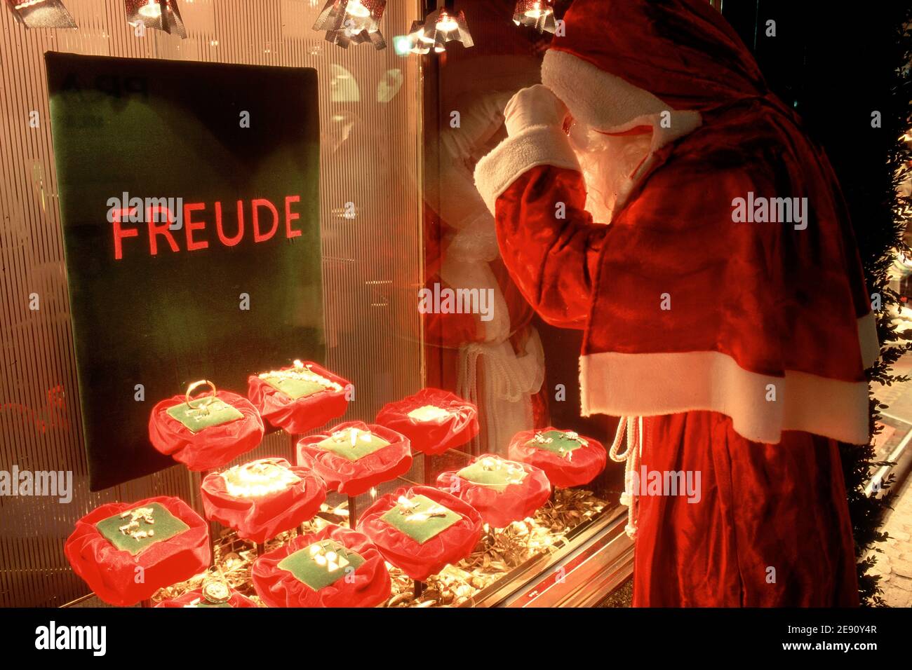 Jewellary shopping hi-res stock photography and images - Alamy