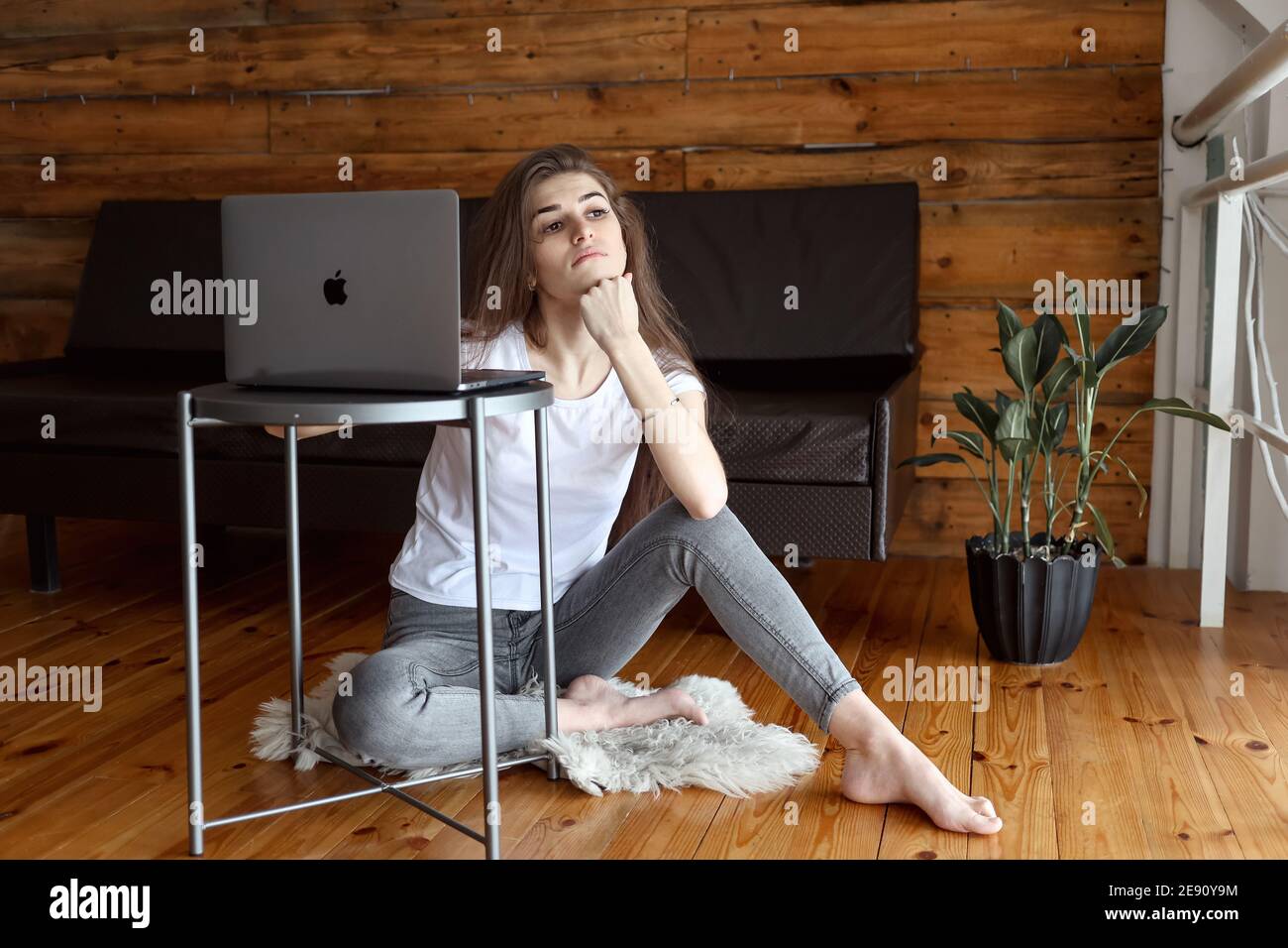 Woman looks sad laptop hi-res stock photography and images - Alamy