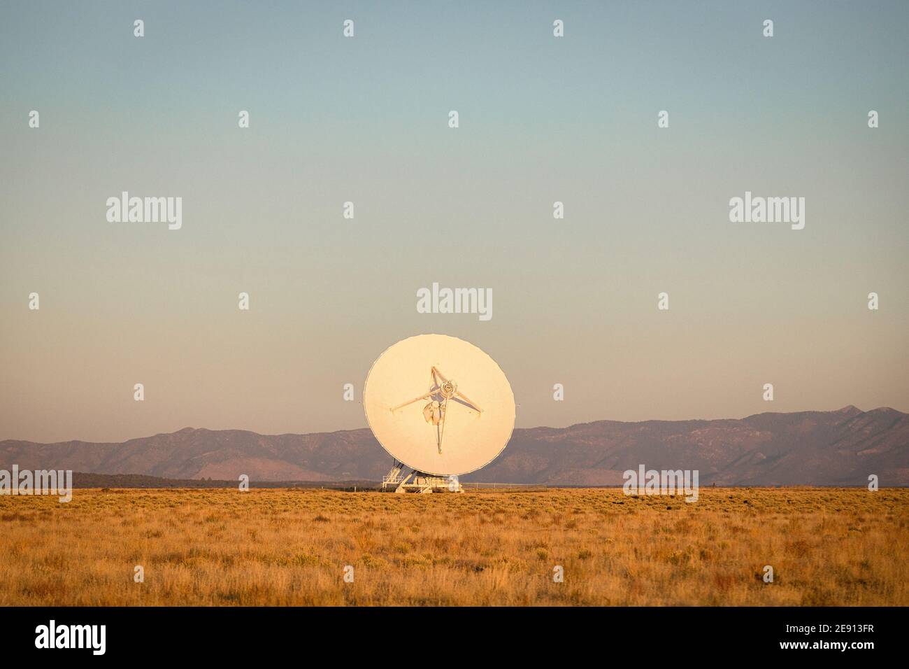Very Large Array satellite dish in New Mexico Stock Photo - Alamy