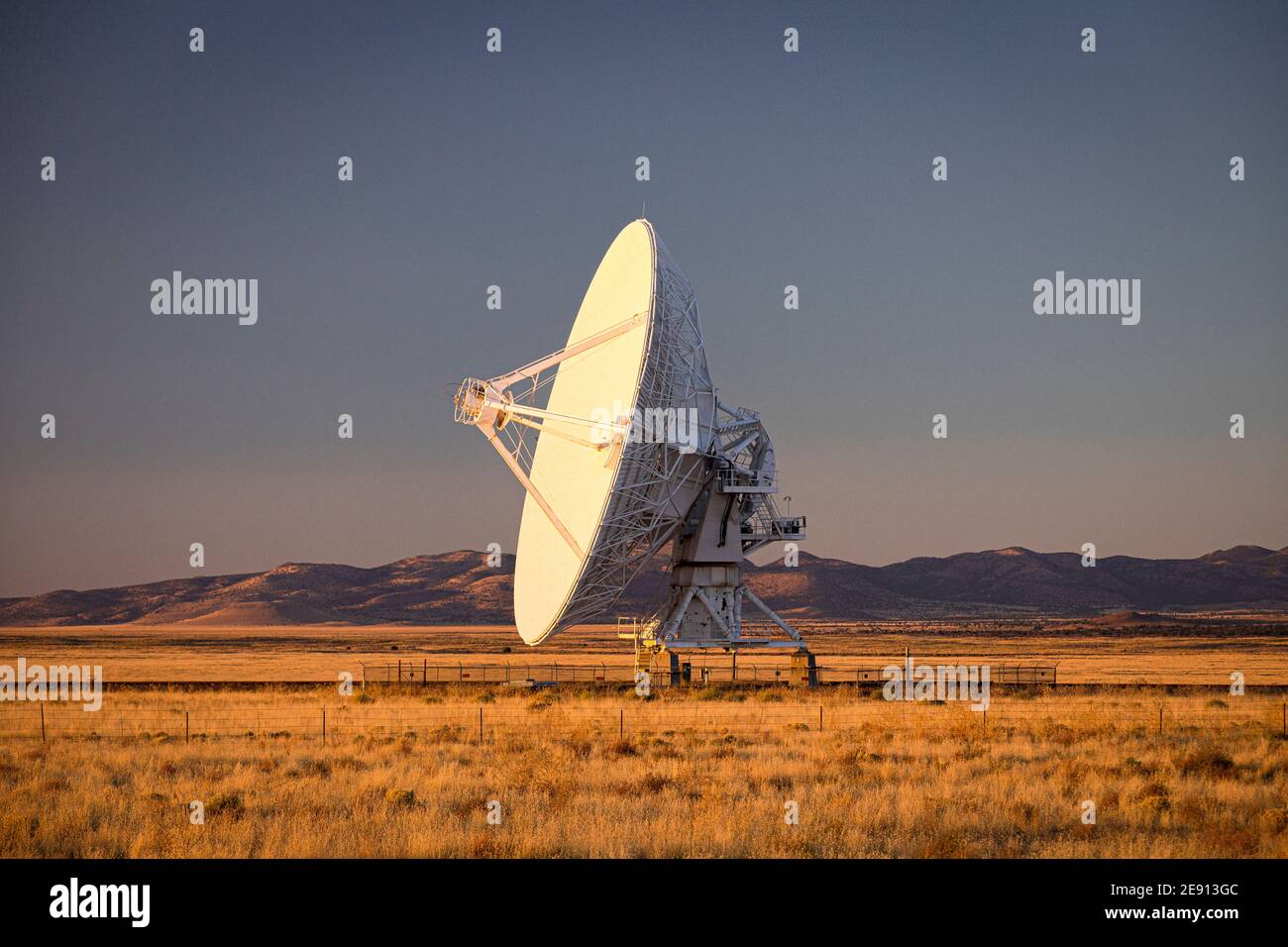 Very Large Array satellite dish in New Mexico Stock Photo - Alamy