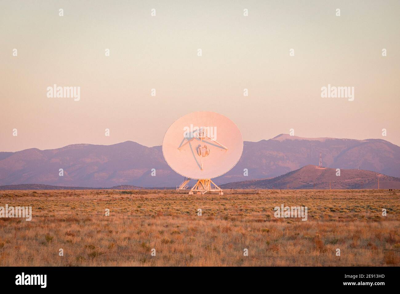 Very Large Array satellite dish in New Mexico Stock Photo - Alamy