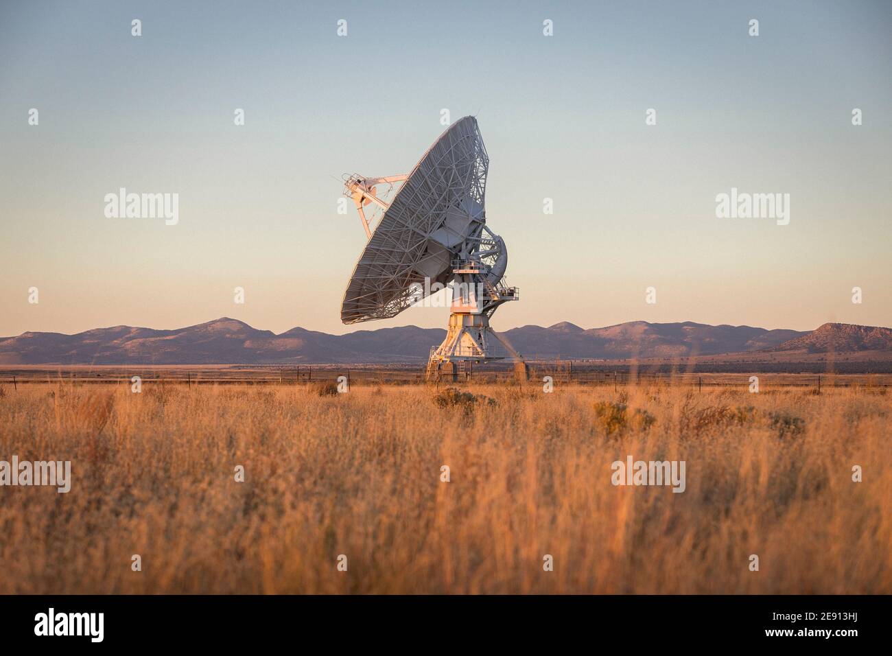 Global network operations center hi-res stock photography and images ...