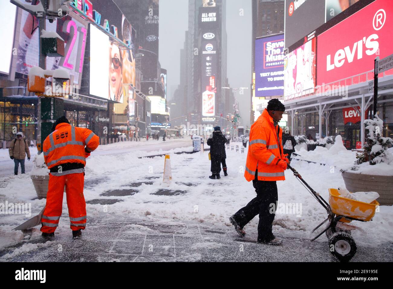 Snow in times square hi-res stock photography and images - Alamy