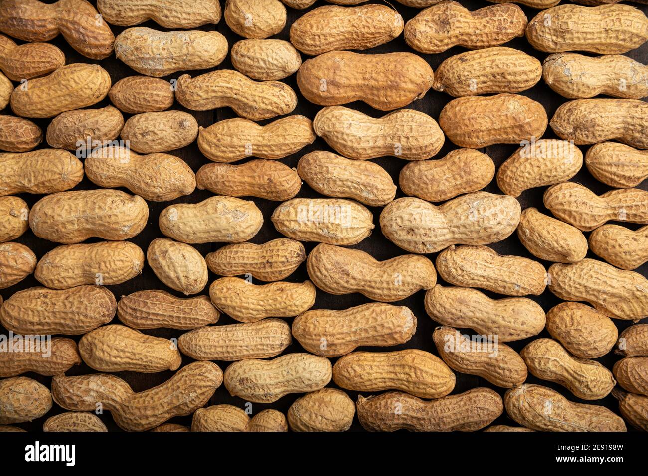 Unpeeled peanuts background. (arachis hypogaea) Edible seeds. Healthy ...