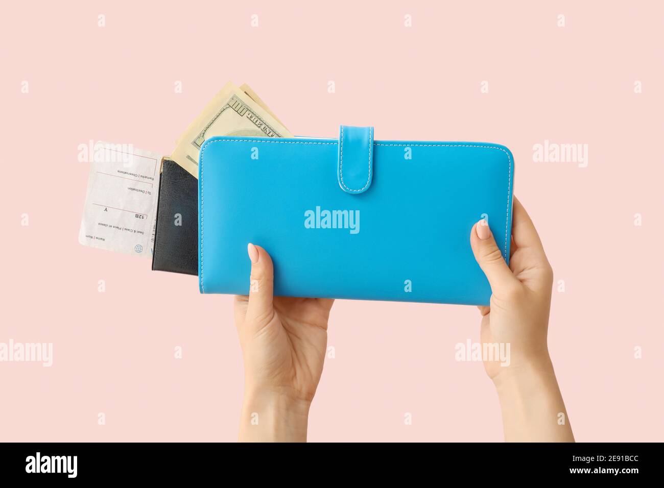 Female hands travel organizer hi-res stock photography and images - Alamy