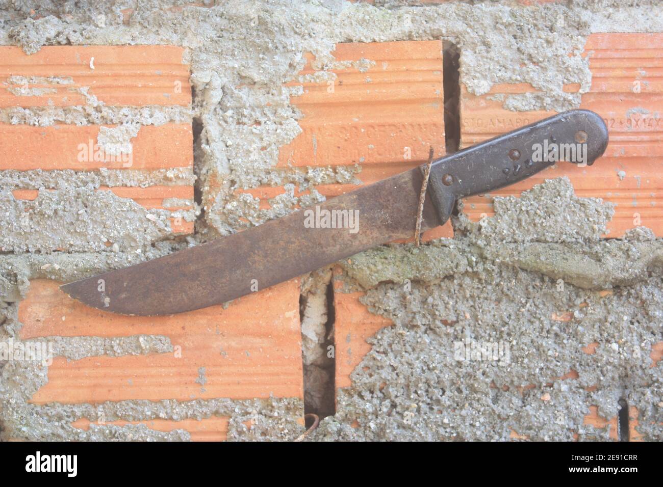 Faca enferrujada numa parede de tijolos Stock Photo - Alamy