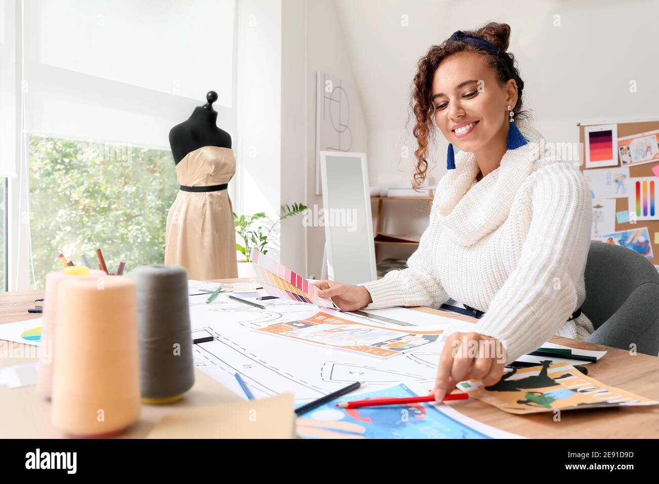 Female fashion designer working in studio Stock Photo - Alamy