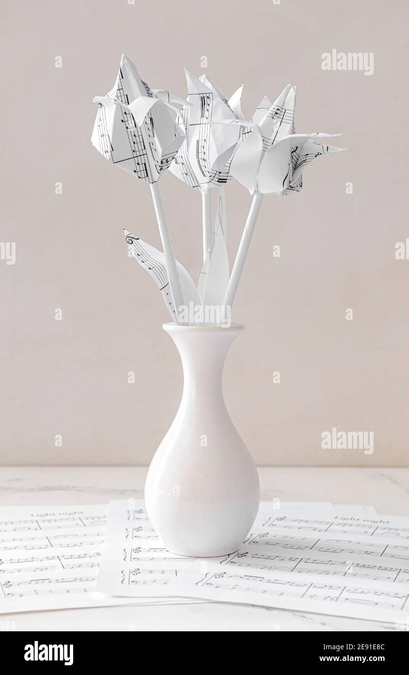 White sonata flowers hi-res stock photography and images - Alamy