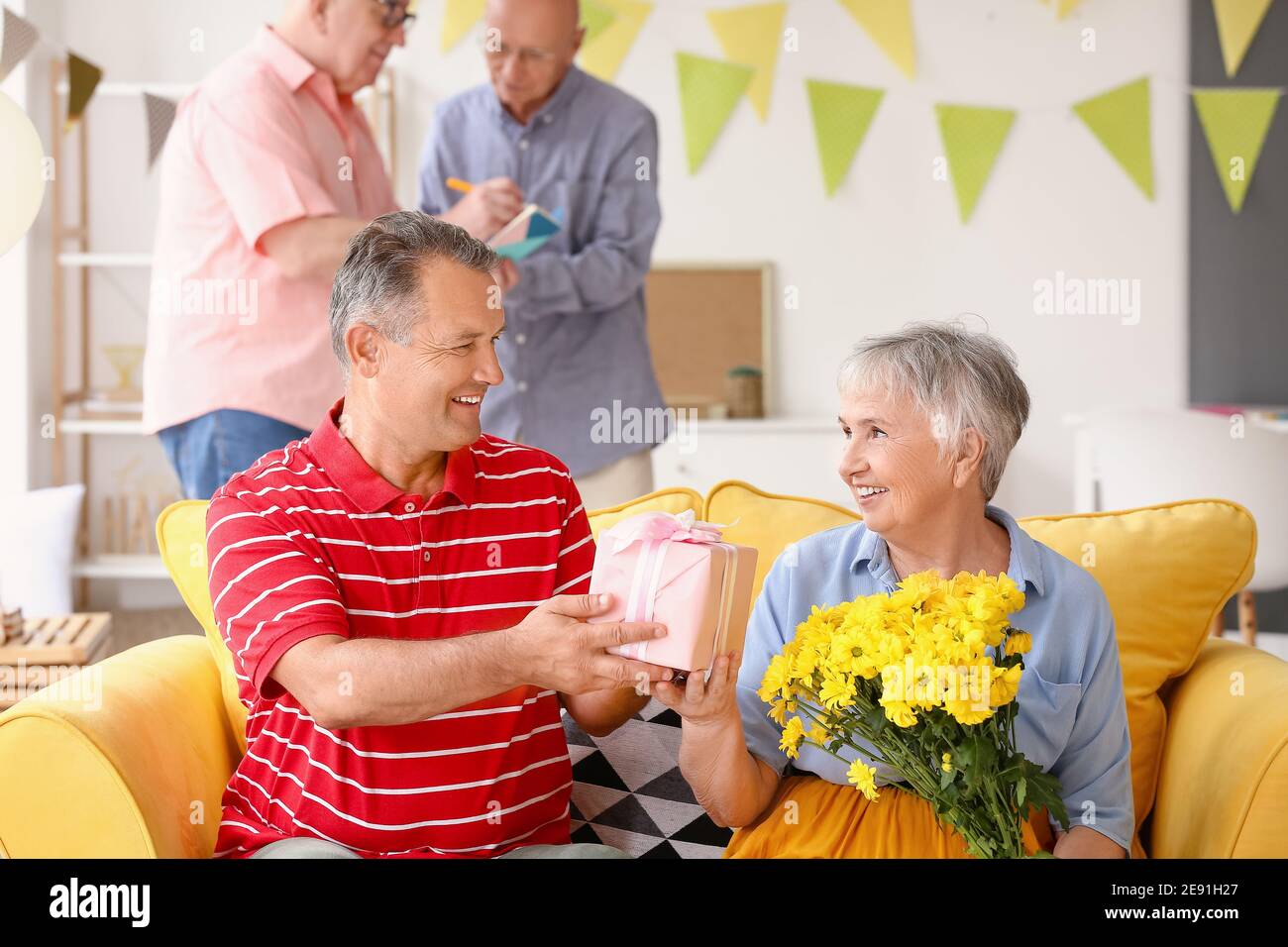 Senior nursing home birthday hi-res stock photography and images - Alamy