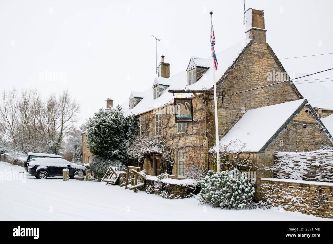 The Swan Inn at Swinbrook in the january snow. Swinbrook, Cotswolds ...