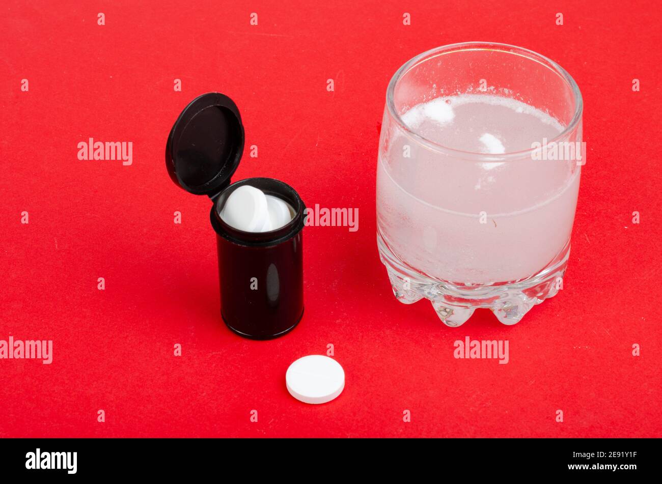 White round tablets, soluble in glass of water Stock Photo - Alamy