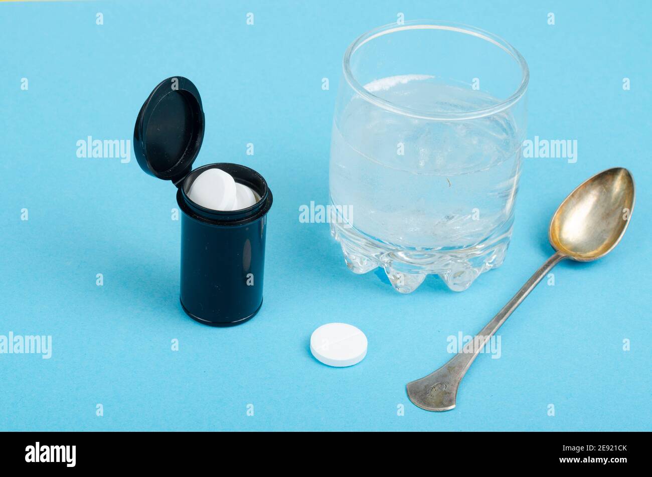 White round tablets, soluble in glass of water Stock Photo - Alamy