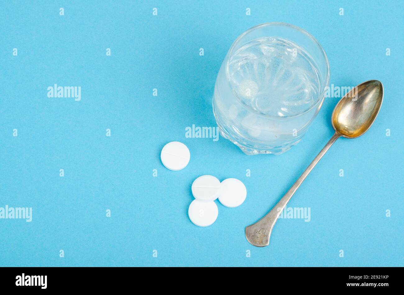 White round tablets, soluble in glass of water Stock Photo - Alamy