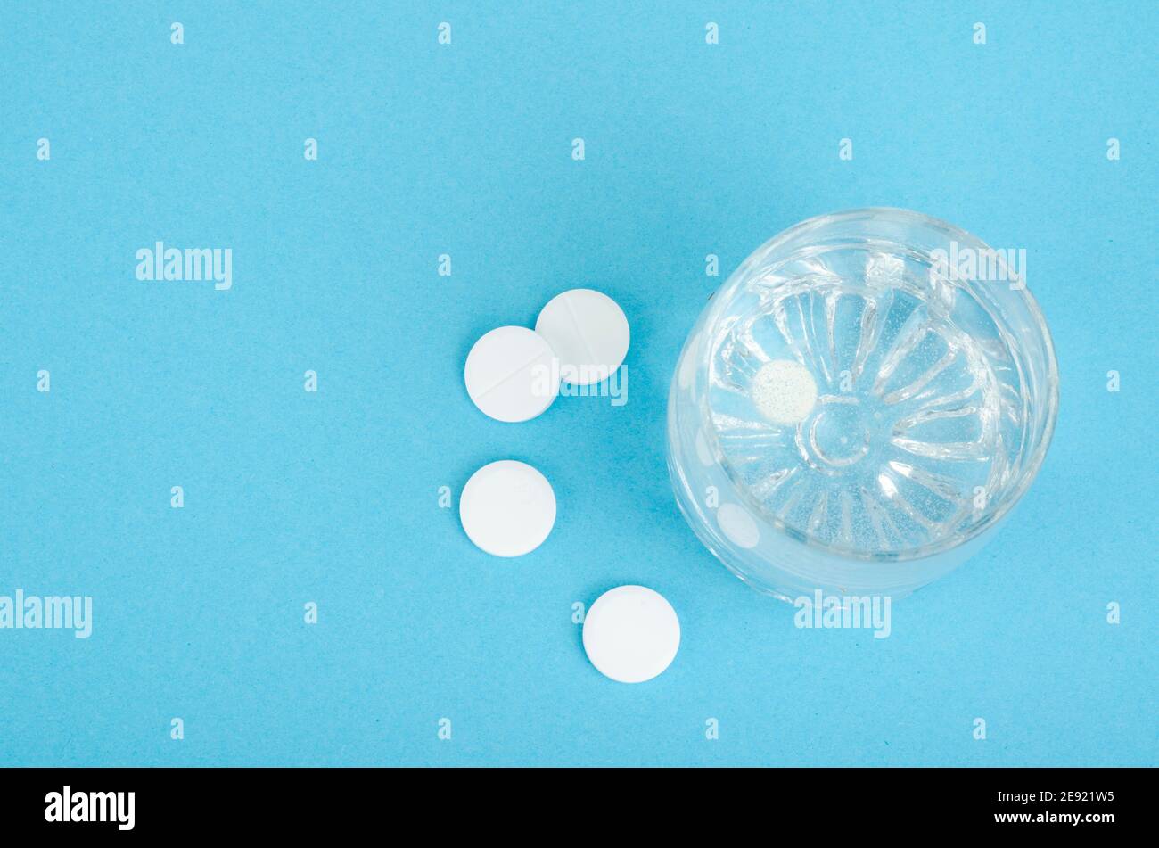 White round tablets, soluble in glass of water Stock Photo - Alamy