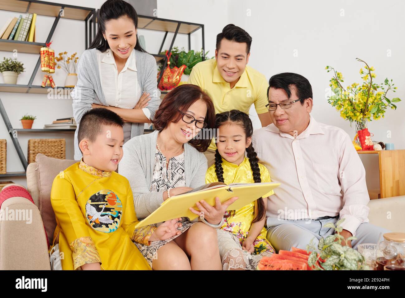 Family looking at old photos Stock Photo - Alamy