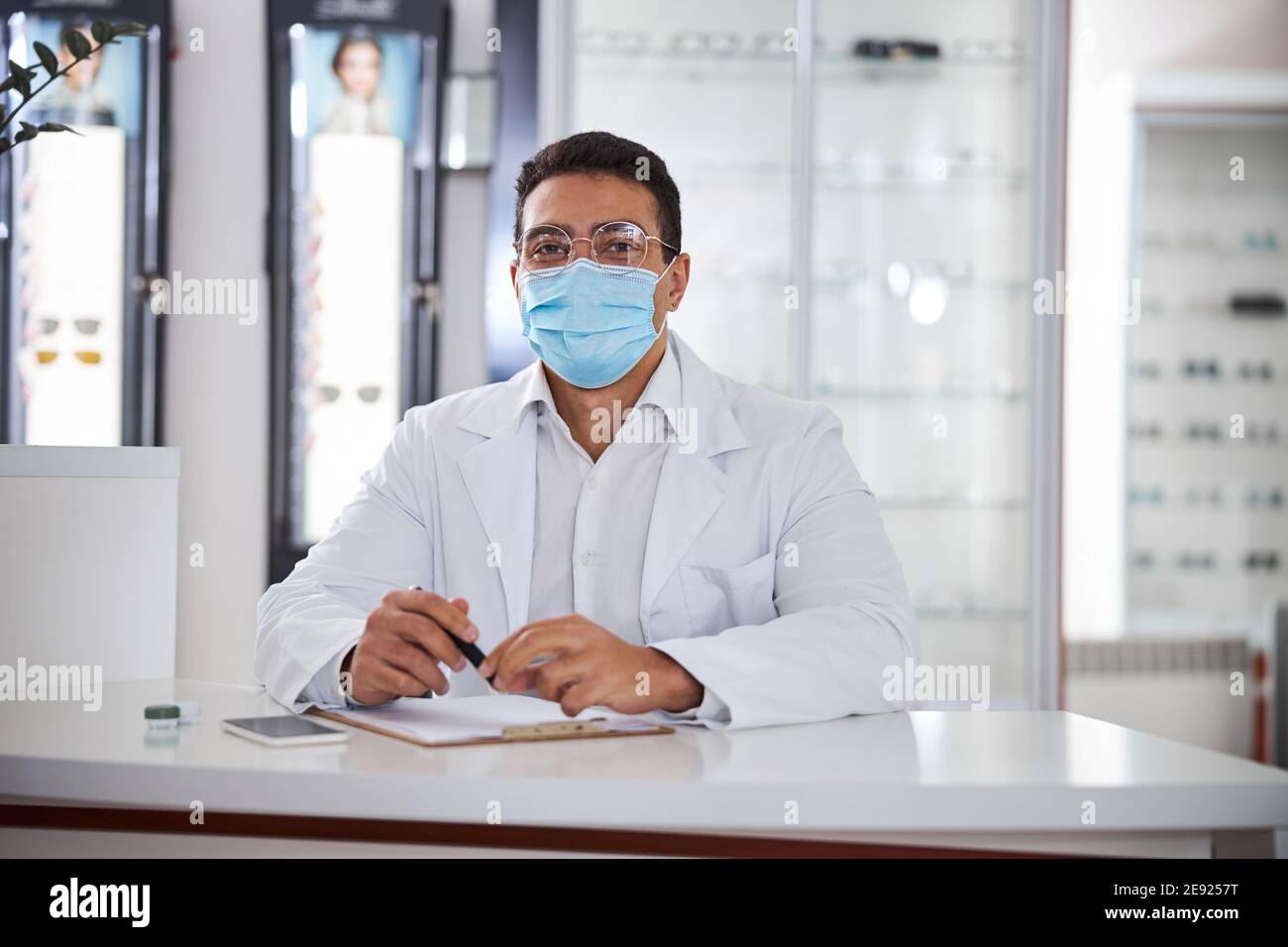 Bespectacled person hi-res stock photography and images - Alamy