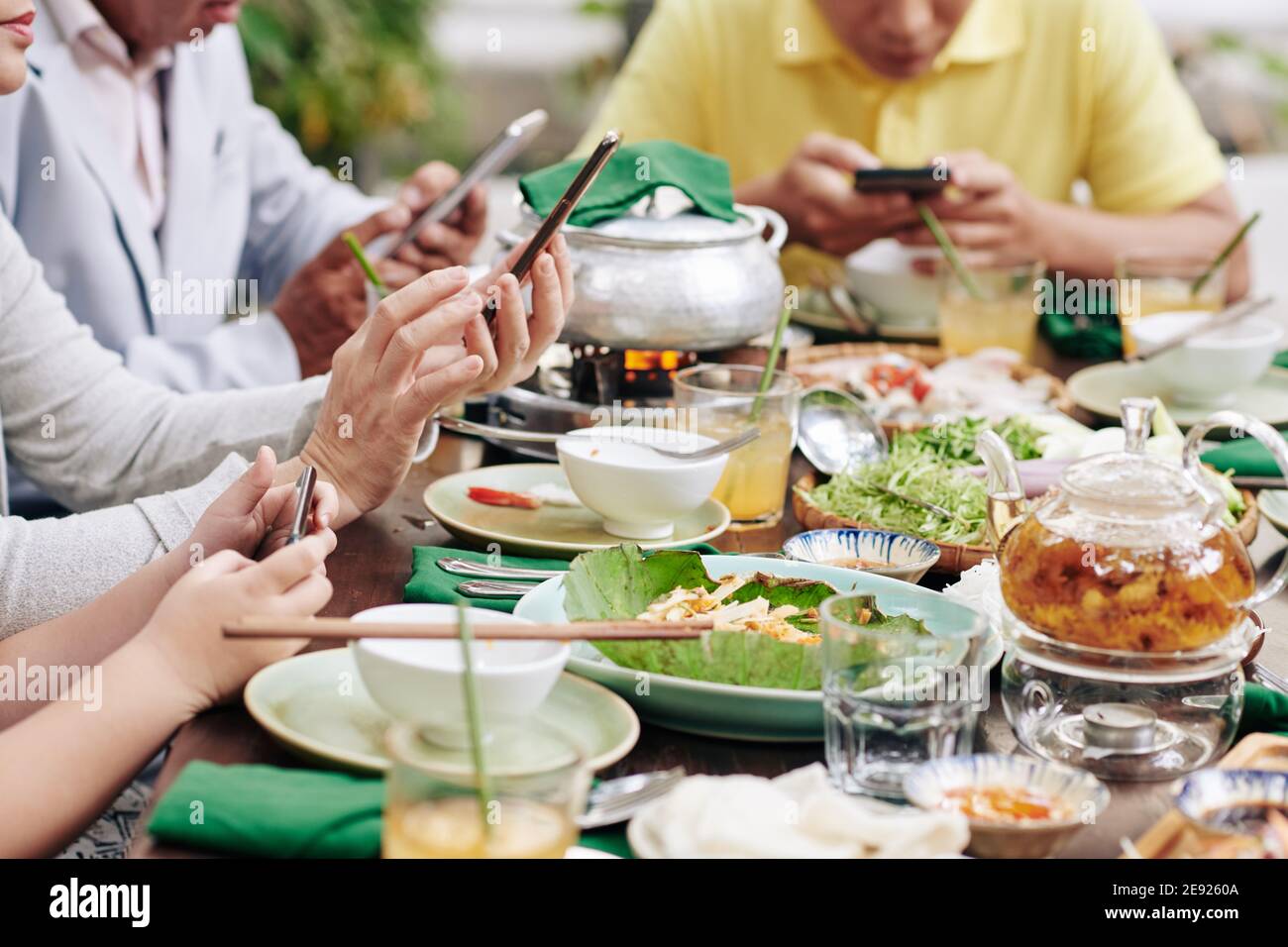 Phones at the dinner table hi-res stock photography and images - Alamy