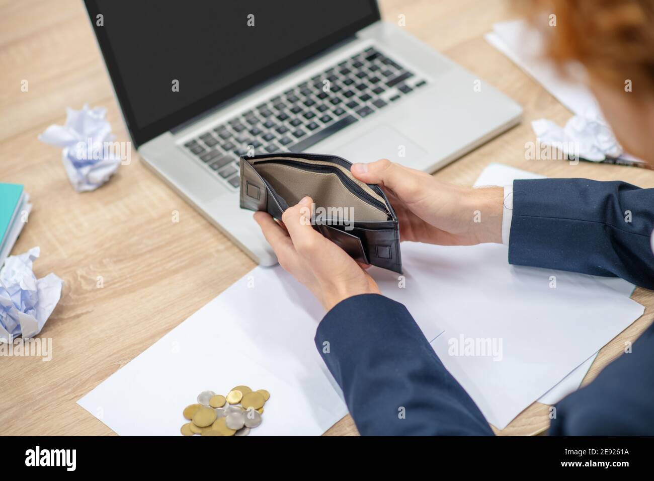Empty wallet hands hi-res stock photography and images - Alamy