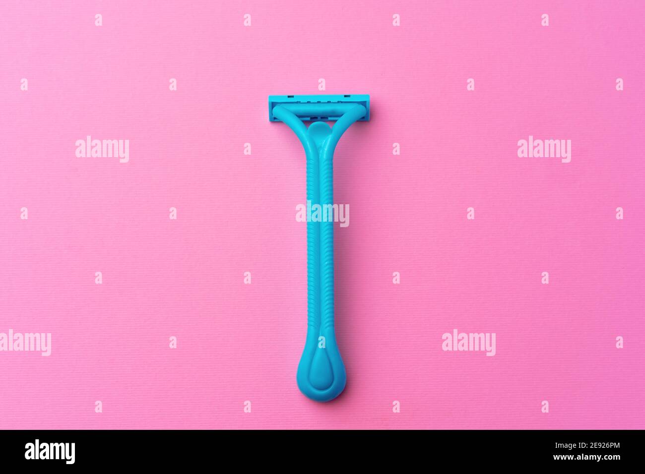 Single disposable razor on pink background top view Stock Photo - Alamy