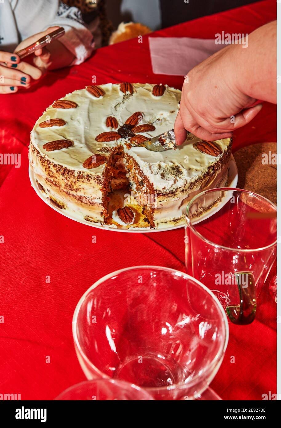 Wedding cake cut into pieces hi-res stock photography and images - Alamy
