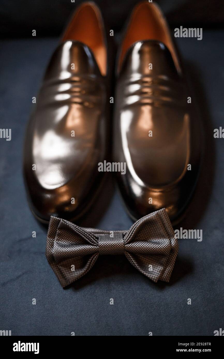 Morning details of a stylish groom with leather shoes Stock Photo - Alamy