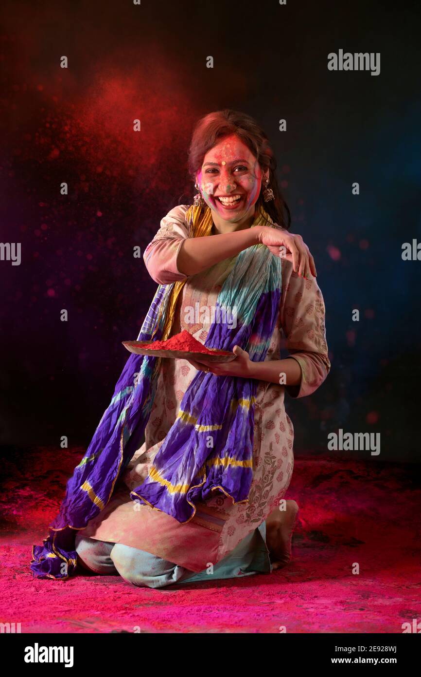 Woman throwing plate hi-res stock photography and images - Alamy