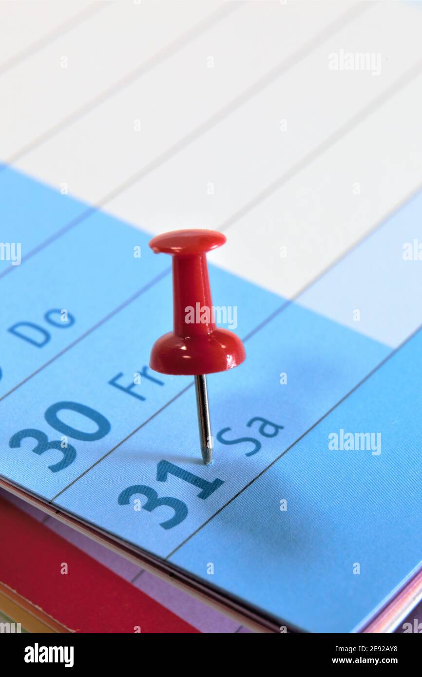 close up of a calendar with red pushpin Stock Photo - Alamy