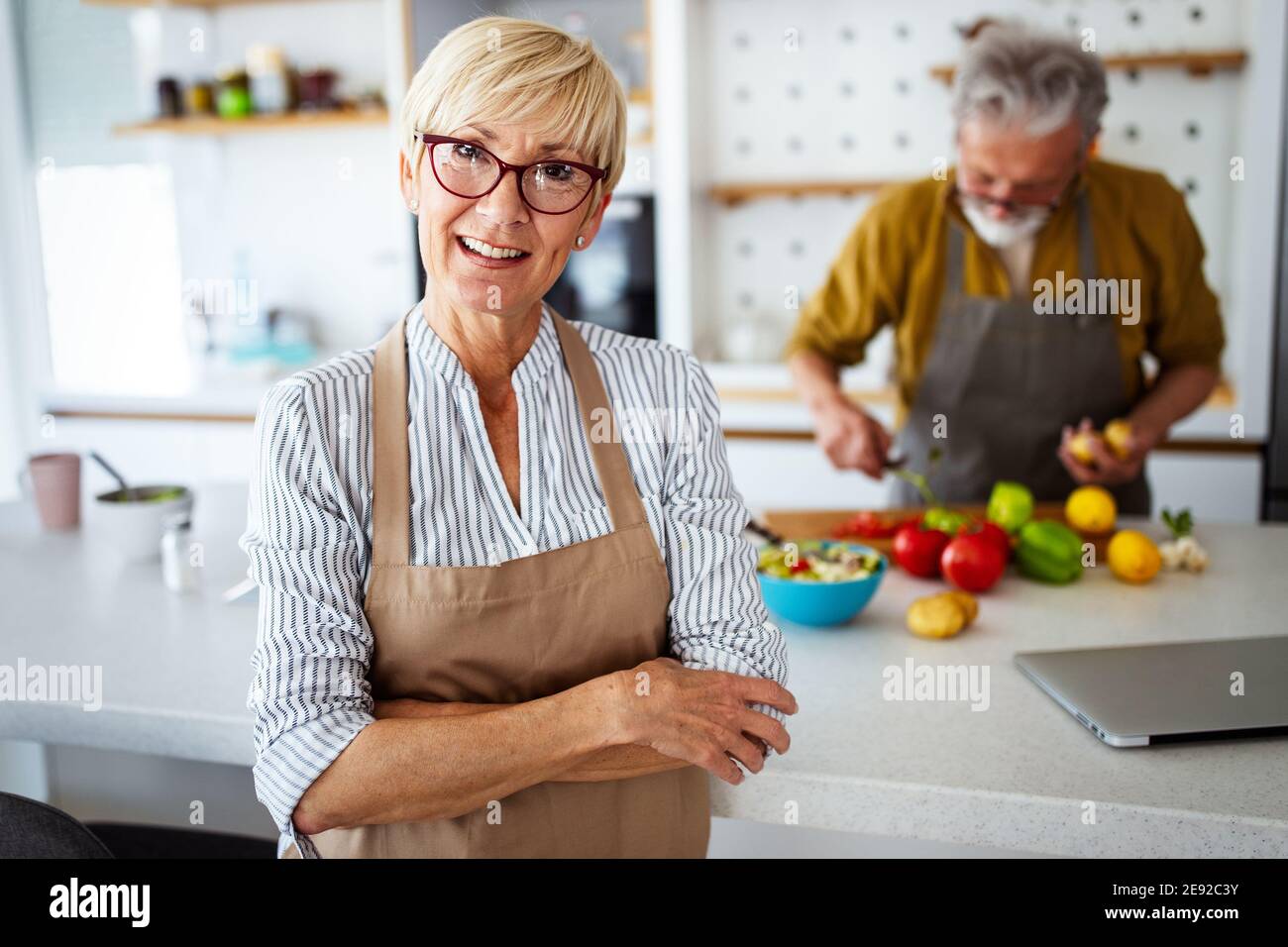Mature couple cooking kitchen hi-res stock photography and images - Alamy