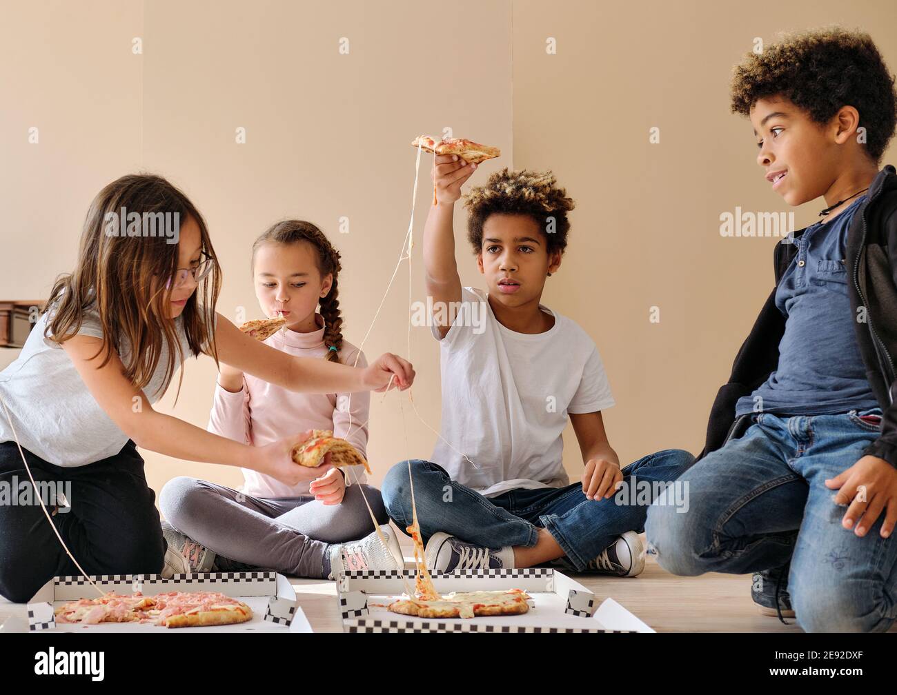 Four children eating together meal hi-res stock photography and images ...
