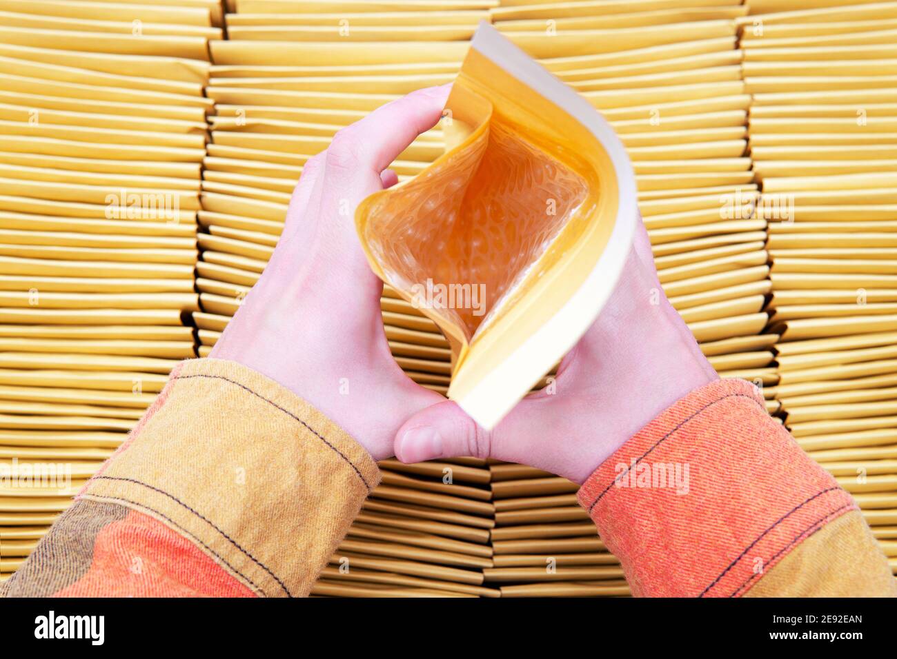 Hands holding envelope hi-res stock photography and images - Alamy