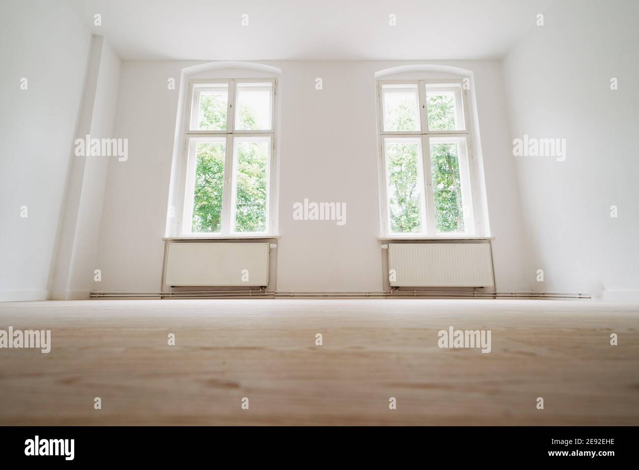 photo of an empty room in an apartment with two windows Stock Photo - Alamy