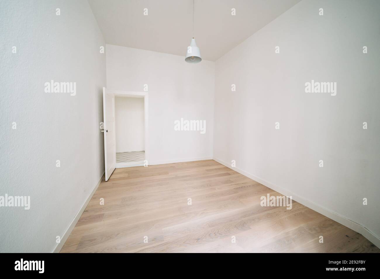 an empty white room with one door Stock Photo - Alamy