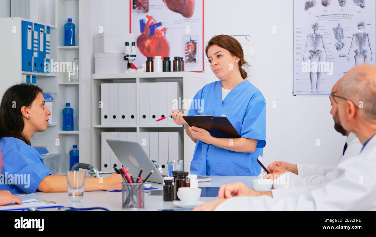 Team doctors talking taking notes hi-res stock photography and images ...