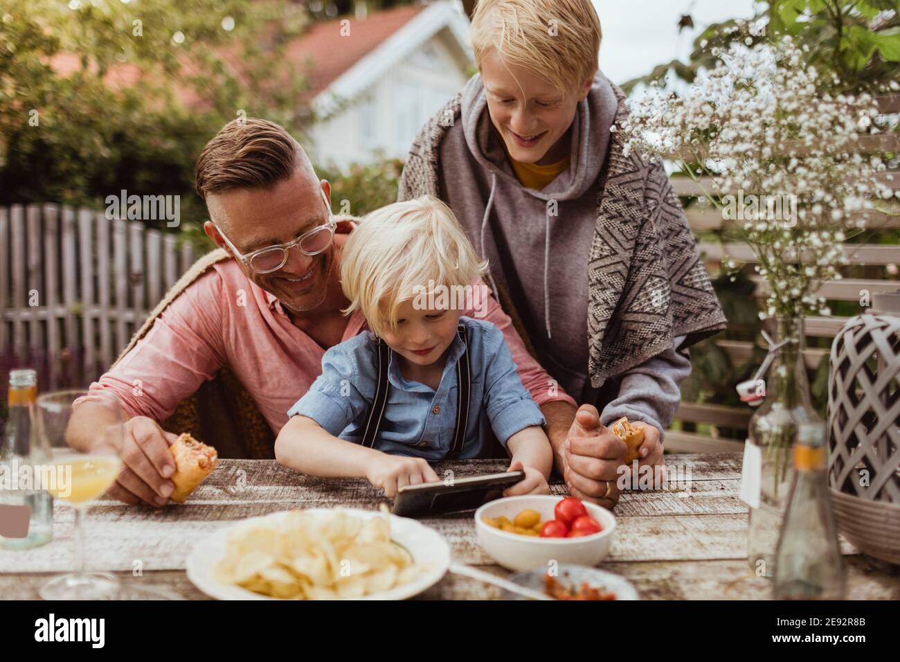 Dinner table smart phone child hi-res stock photography and images - Alamy