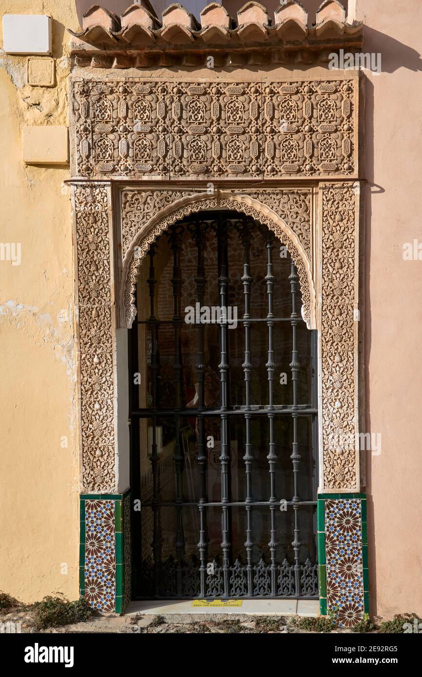 Muslim door in alhambra palace hi-res stock photography and images - Alamy