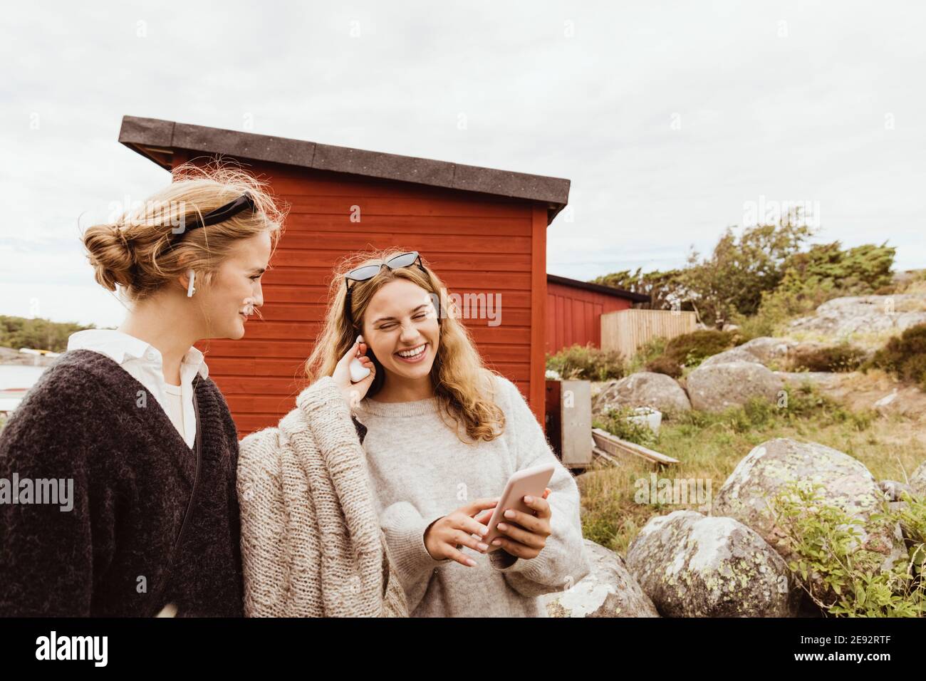 Smiling friends in sunglasses hi-res stock photography and images - Alamy