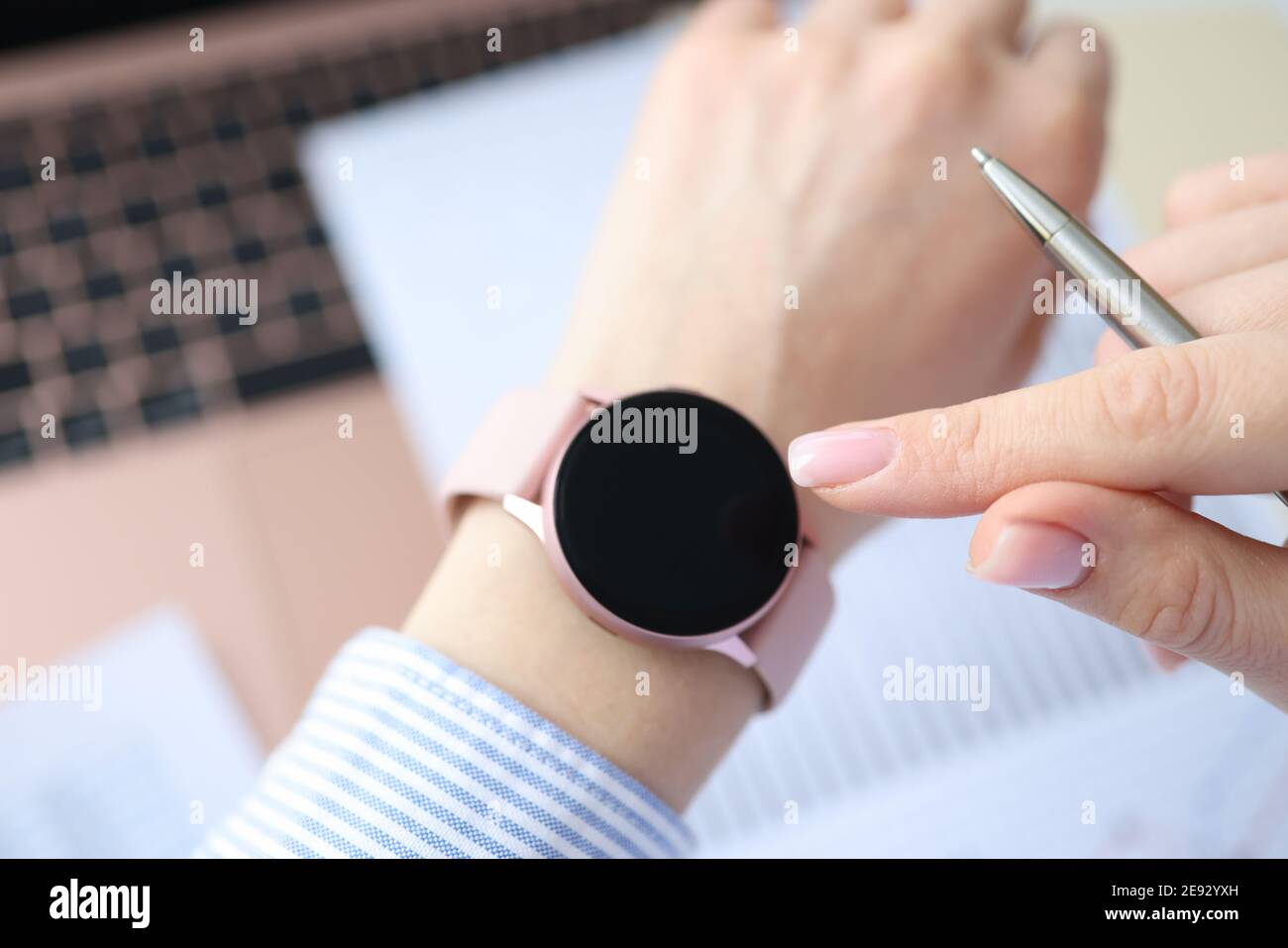 Finger clock hi-res stock photography and images - Alamy