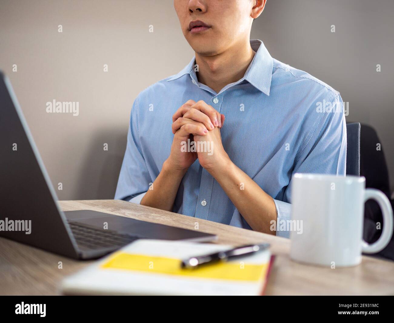 Japanese praying in front hi-res stock photography and images - Alamy