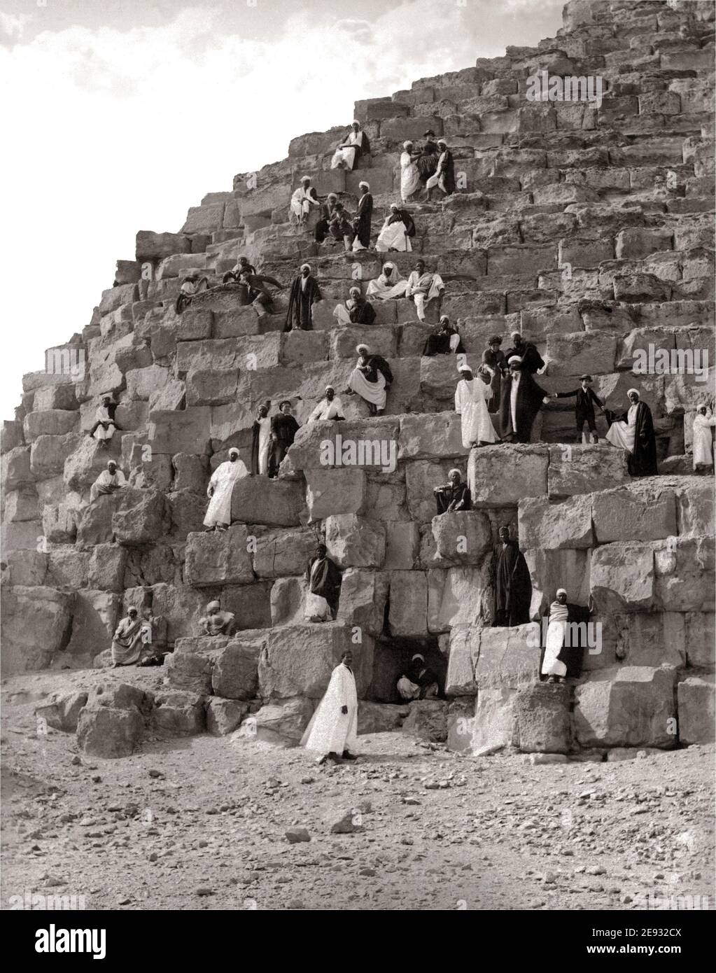Climbing great pyramid egypt hi-res stock photography and images - Alamy