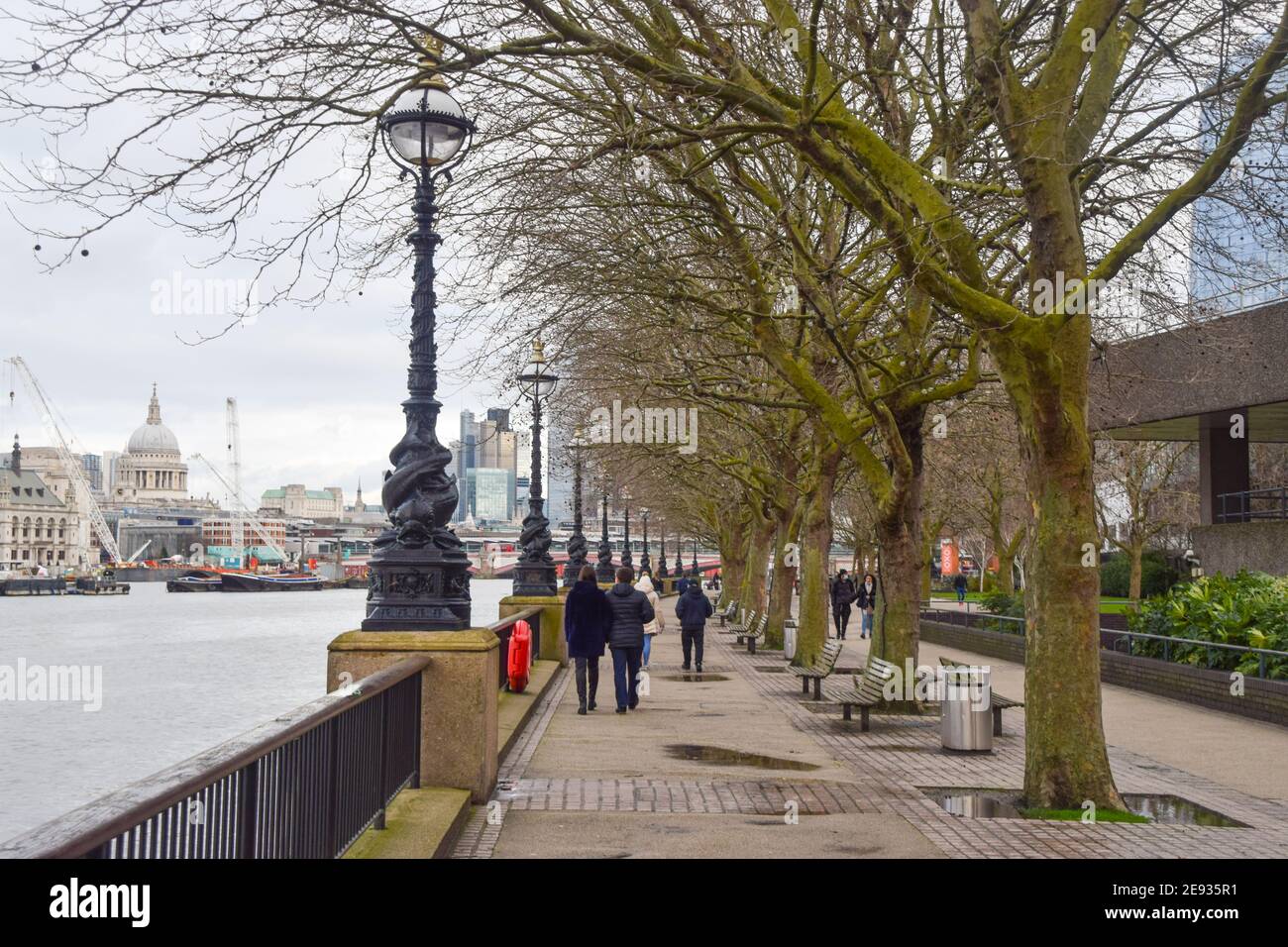 Hungerford pedestrian bridge london eye hi-res stock photography and ...