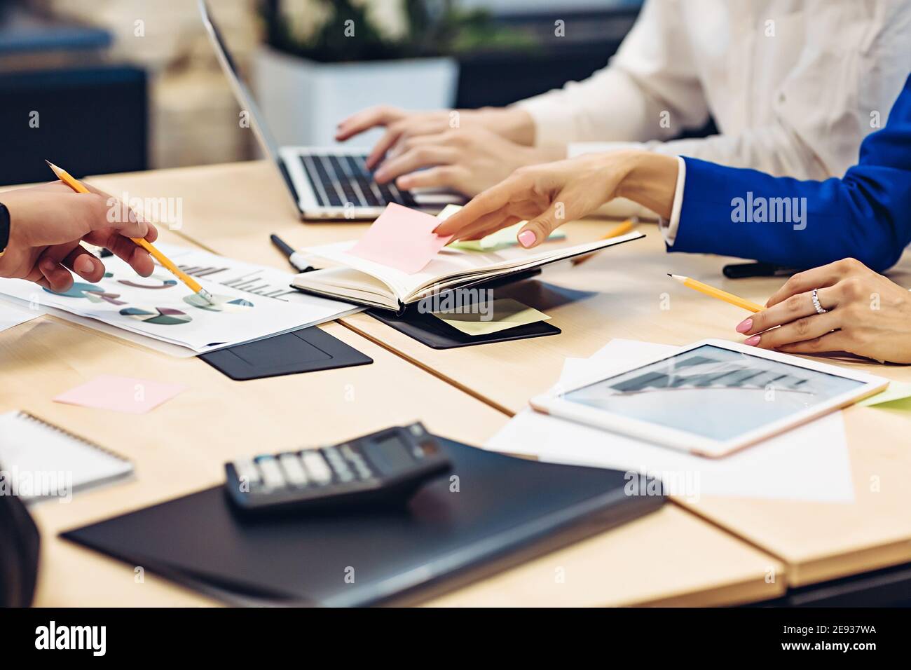 Working hands hi-res stock photography and images - Alamy