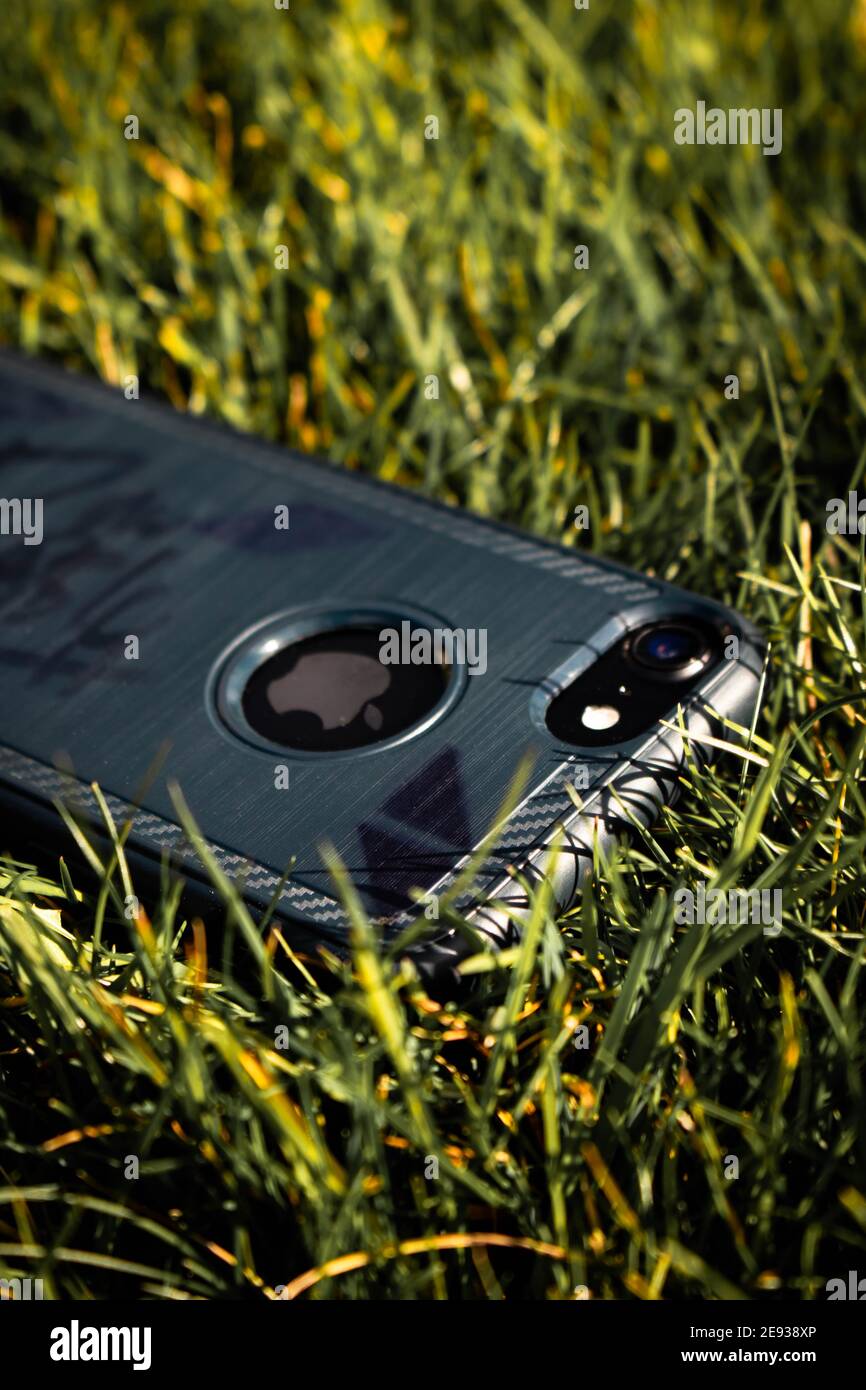 Photos iphone in nature hi-res stock photography and images - Alamy