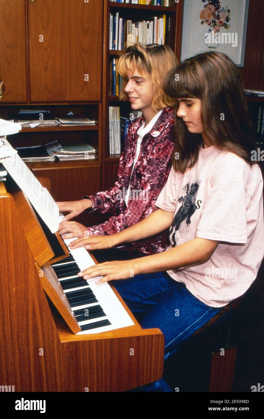 Verena Großer (hinten), deutsche Schauspielerin, mit Schwester Pamela am Klavier zuhause in ...