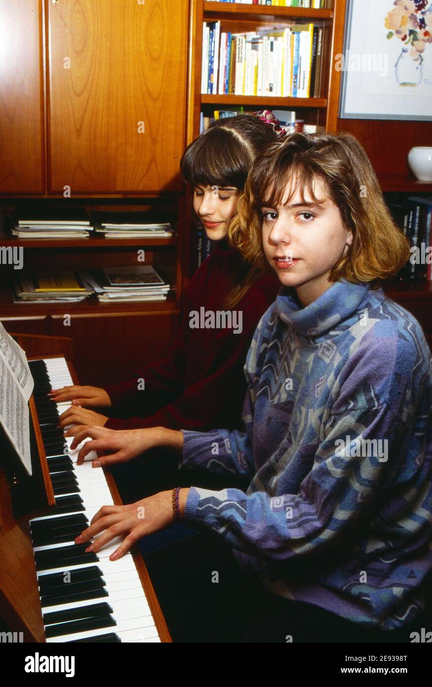 Verena Großer, deutsche Schauspielerin, mit Schwester Pamela am Klavier zuhause in Hamburg ...